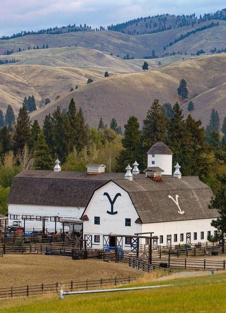 Solve Yellowstone Ranch jigsaw puzzle online with 204 pieces