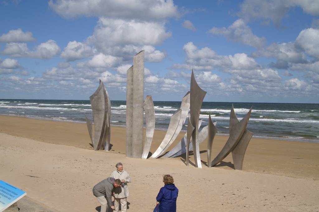 Solve monument 'The Braves', Omaha Beach france jigsaw puzzle online ...