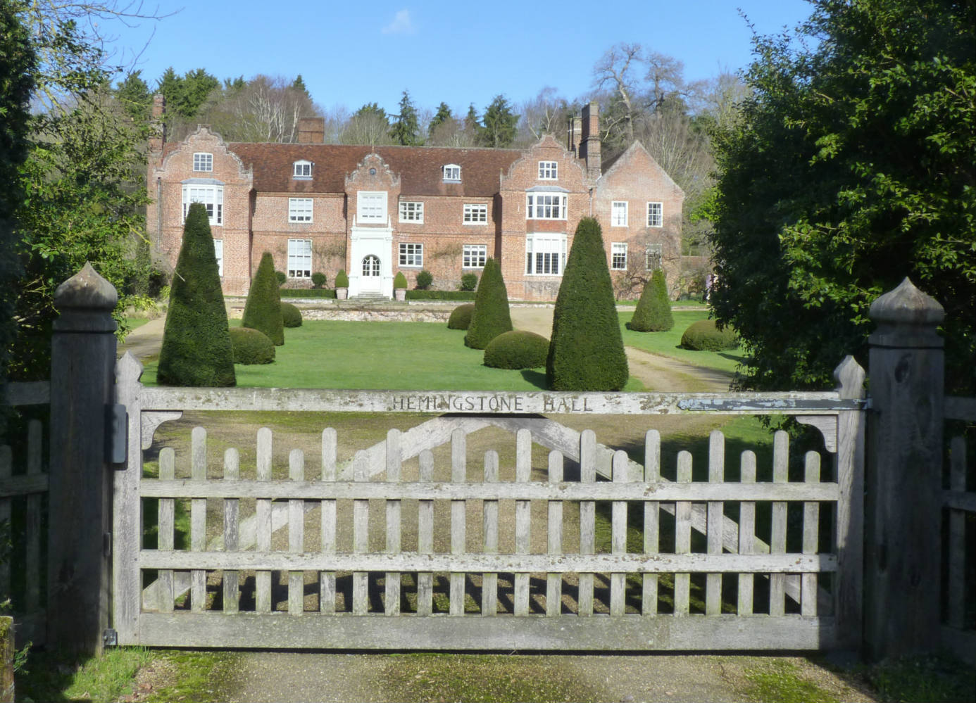 Solve Hemingstone Hall, Suffolk jigsaw puzzle online with 140 pieces
