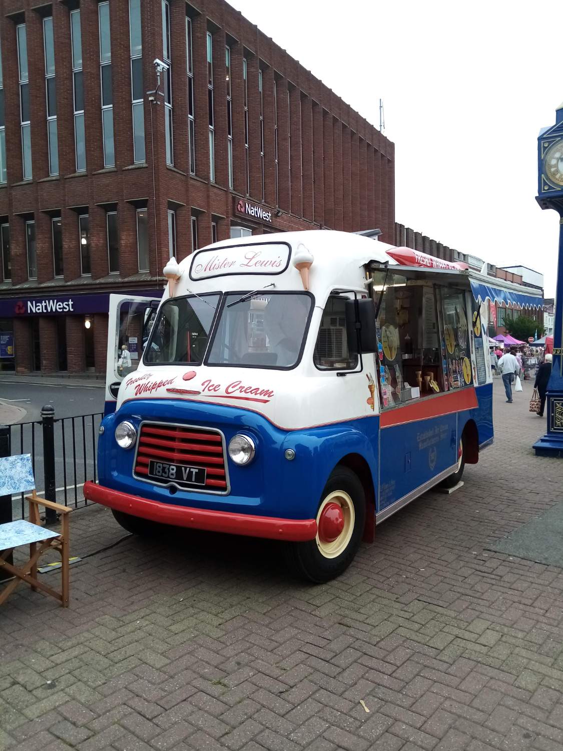 Solve COMMER ICE CREAM VAN jigsaw puzzle online with 154 pieces