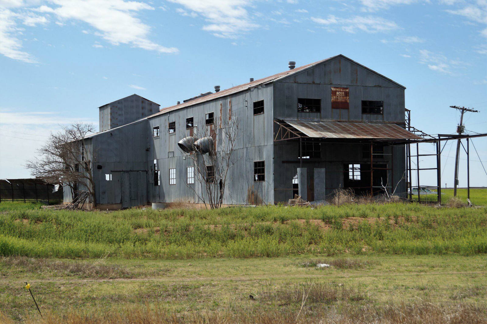 Solve Old Metal Building jigsaw puzzle online with 294 pieces