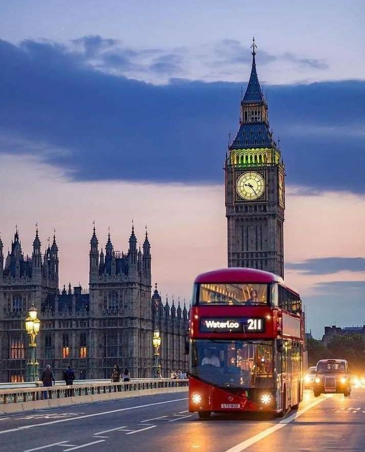 Solve The 211 bus on Westminster Bridge jigsaw puzzle online with 80 pieces