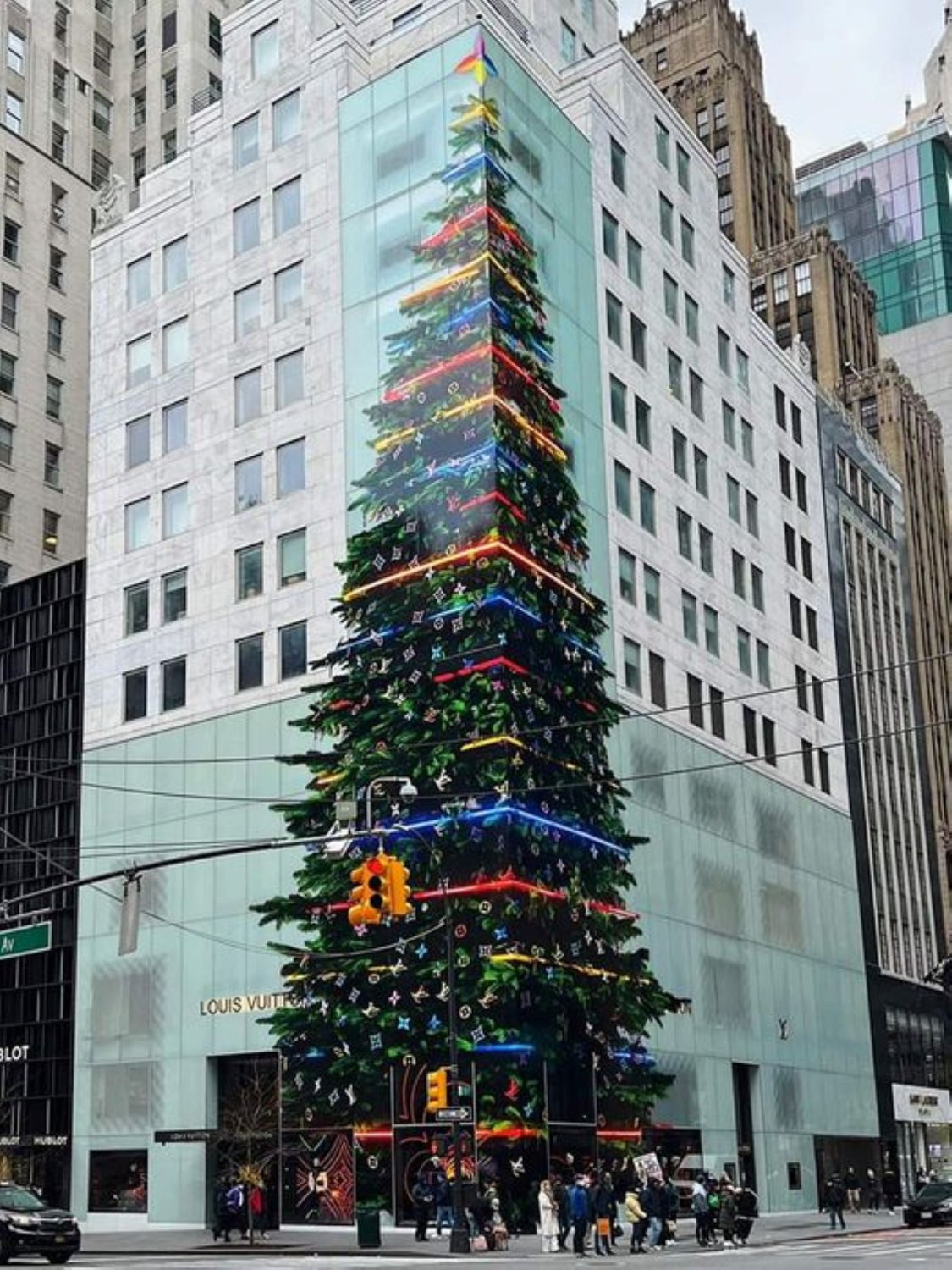 Solve Christmas Tree Mural jigsaw puzzle online with 391 pieces