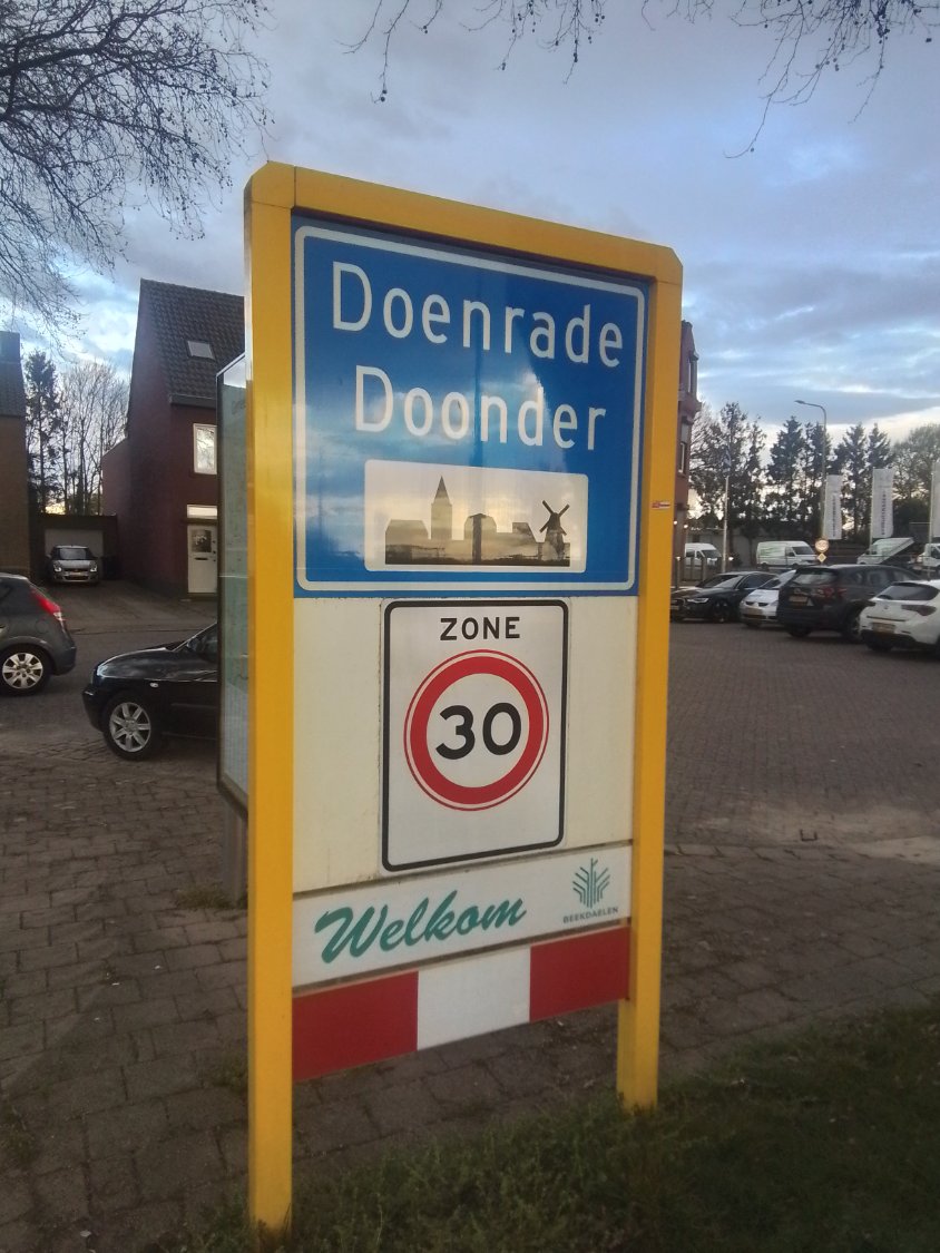 Solve Doenrade Limburg Netherlands jigsaw puzzle online with 12 pieces