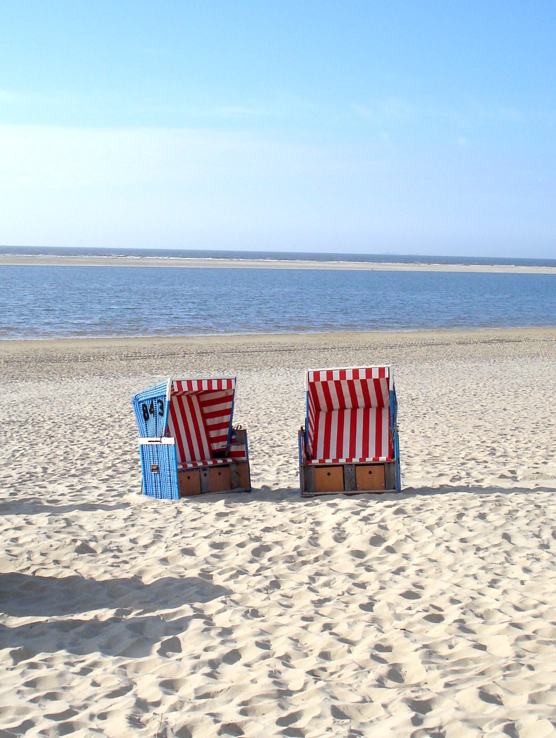 Solve a chat on the beach jigsaw puzzle online with 594 pieces