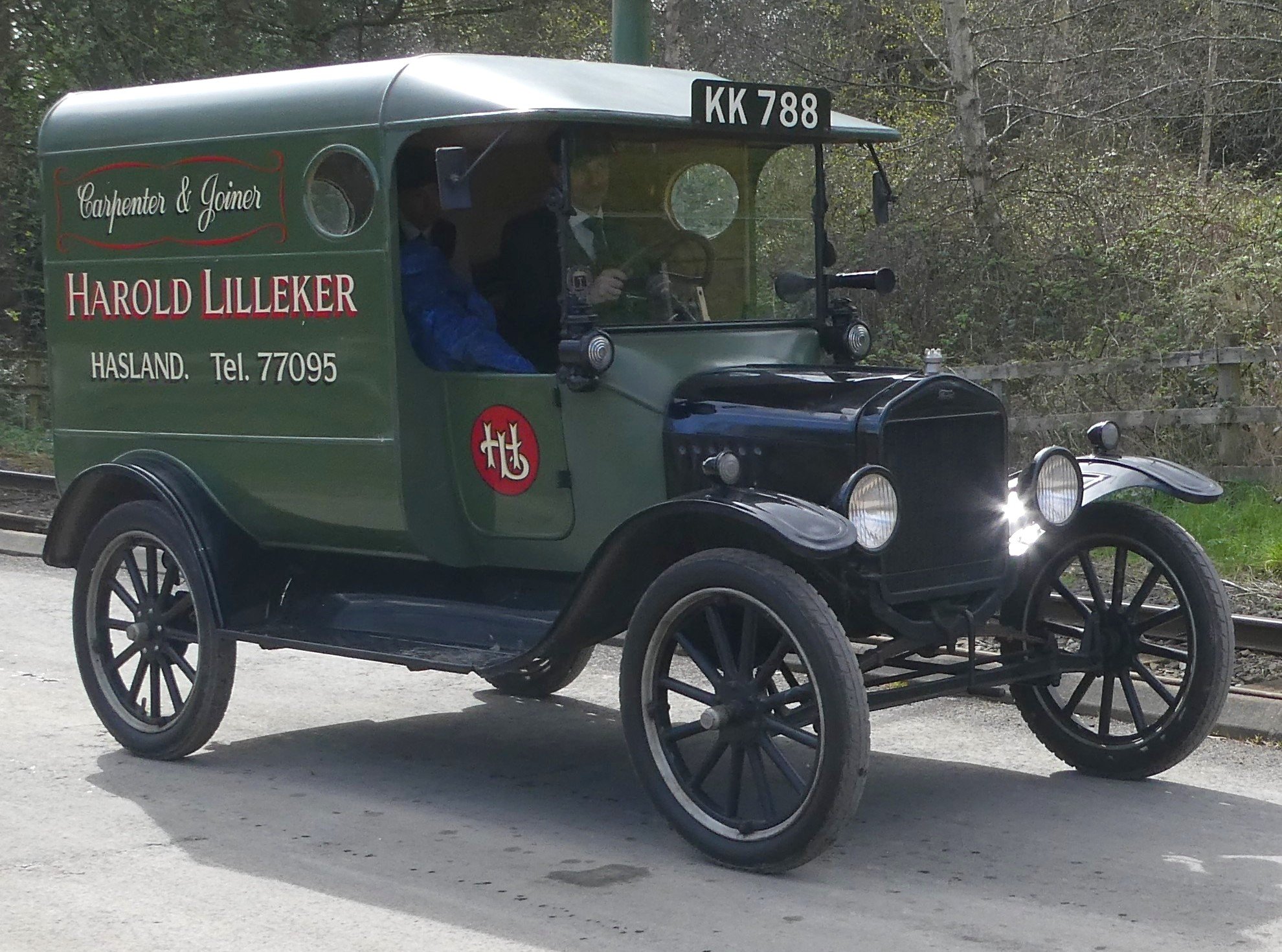 Solve 1922 Ford Model-T Light Van jigsaw puzzle online with 108 pieces