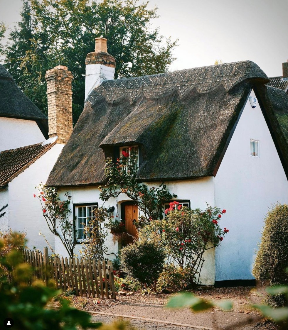 Solve Cottage in Cambridgeshire, UK. jigsaw puzzle online with 30 pieces