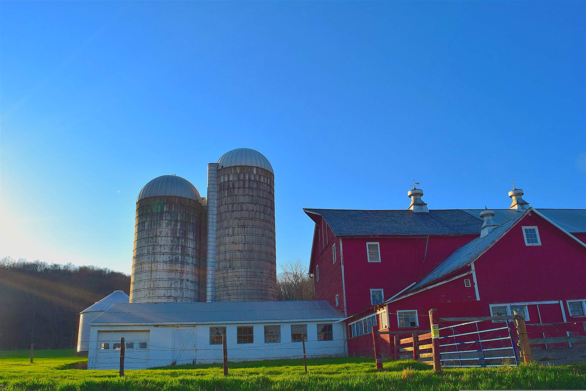 Solve Barn And Silos At Sunset jigsaw puzzle online with 247 pieces
