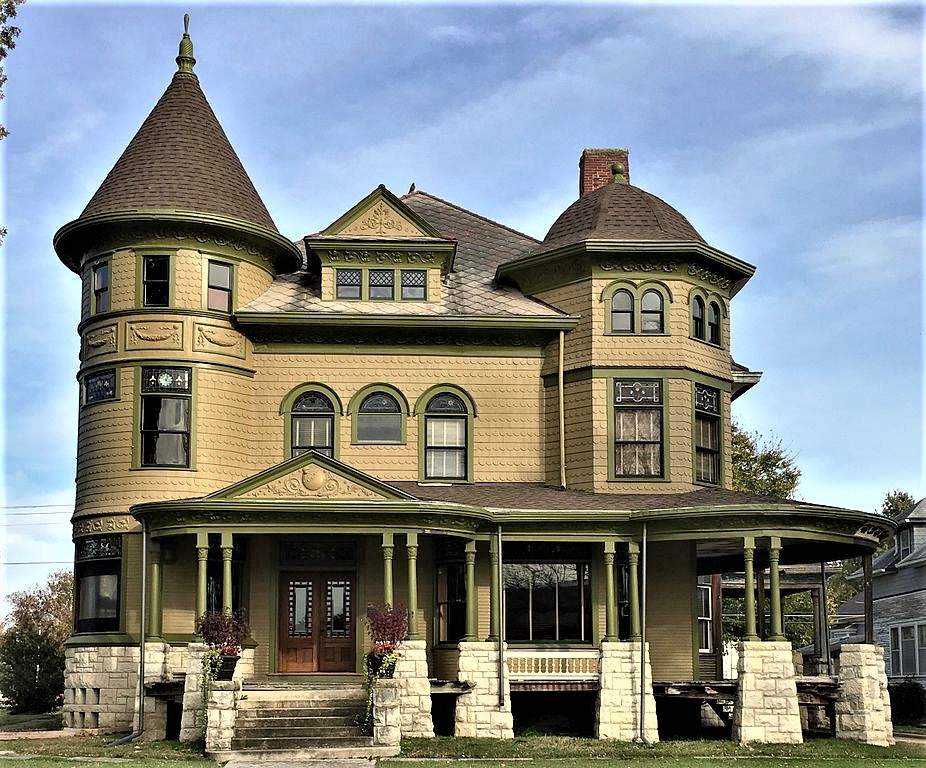 Solve Col. H.C. and Susan Cross House jigsaw puzzle online with 143 pieces