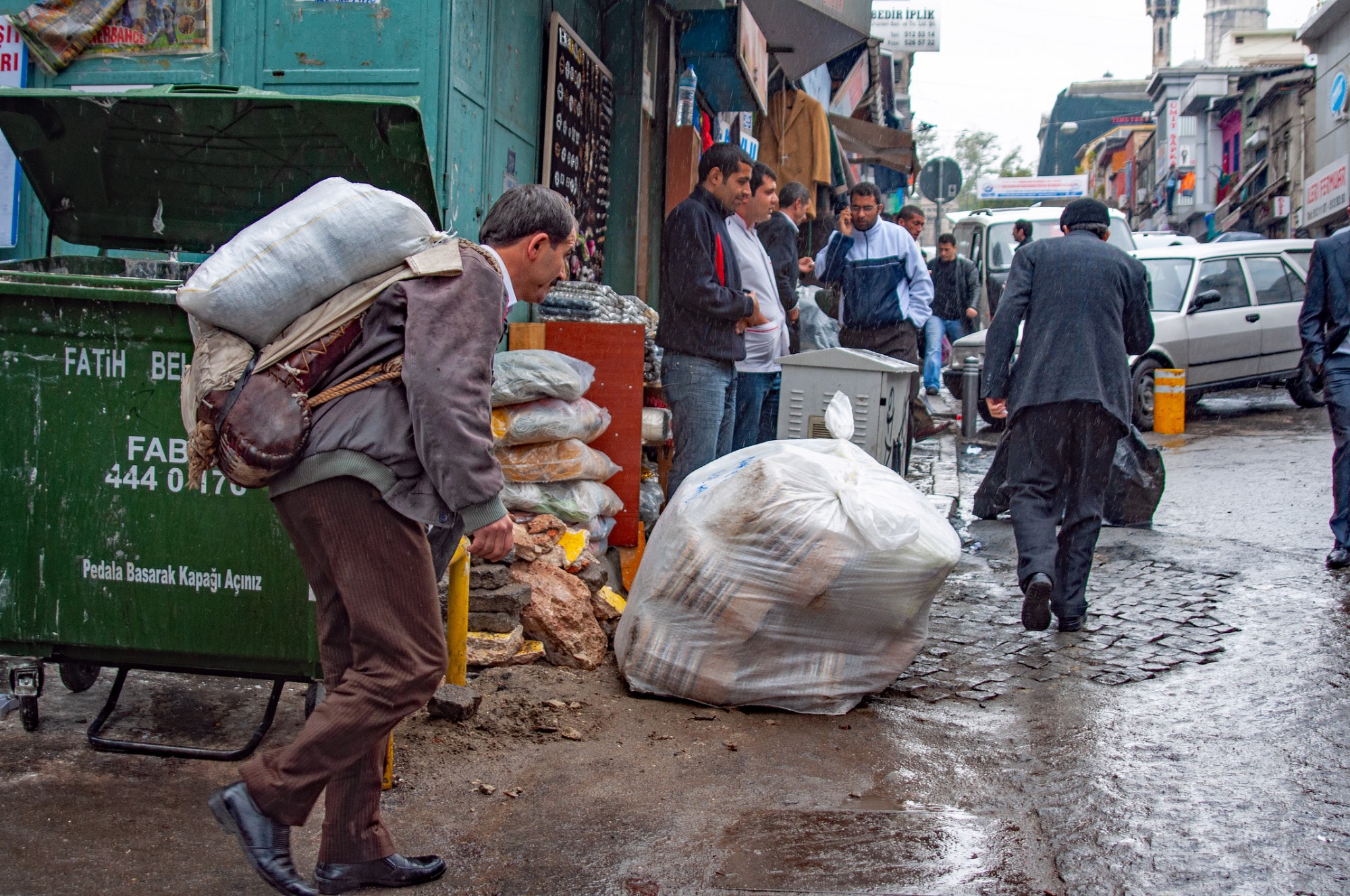 Solve Istanbul nov. 2005, Tahtakale. Porter with classical hamal ...