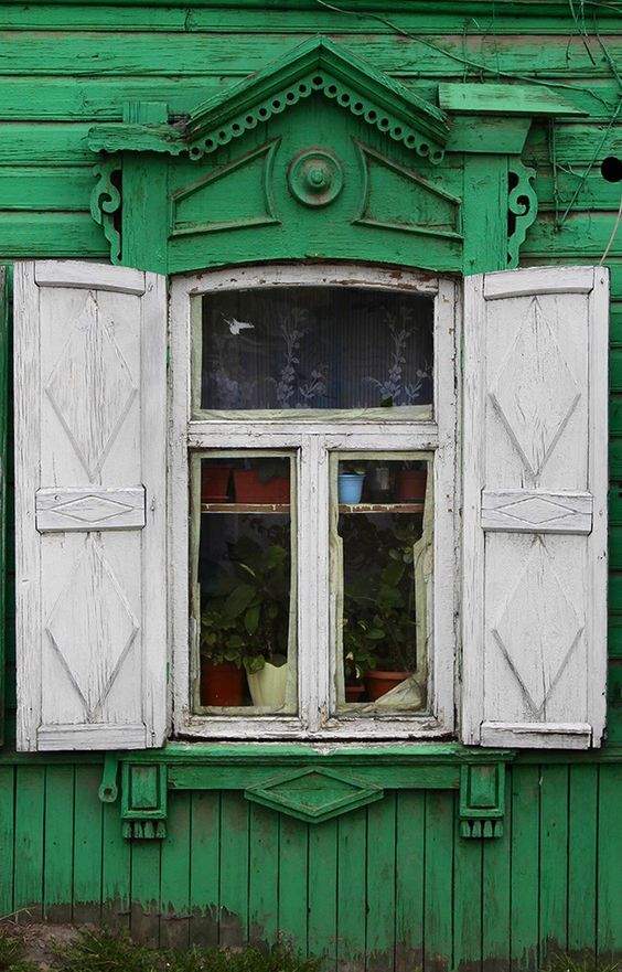 Solve BEAUTIFUL WINDOW jigsaw puzzle online with 60 pieces