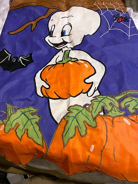 Solve Casper with pumpkin flag jigsaw puzzle online with 48 pieces