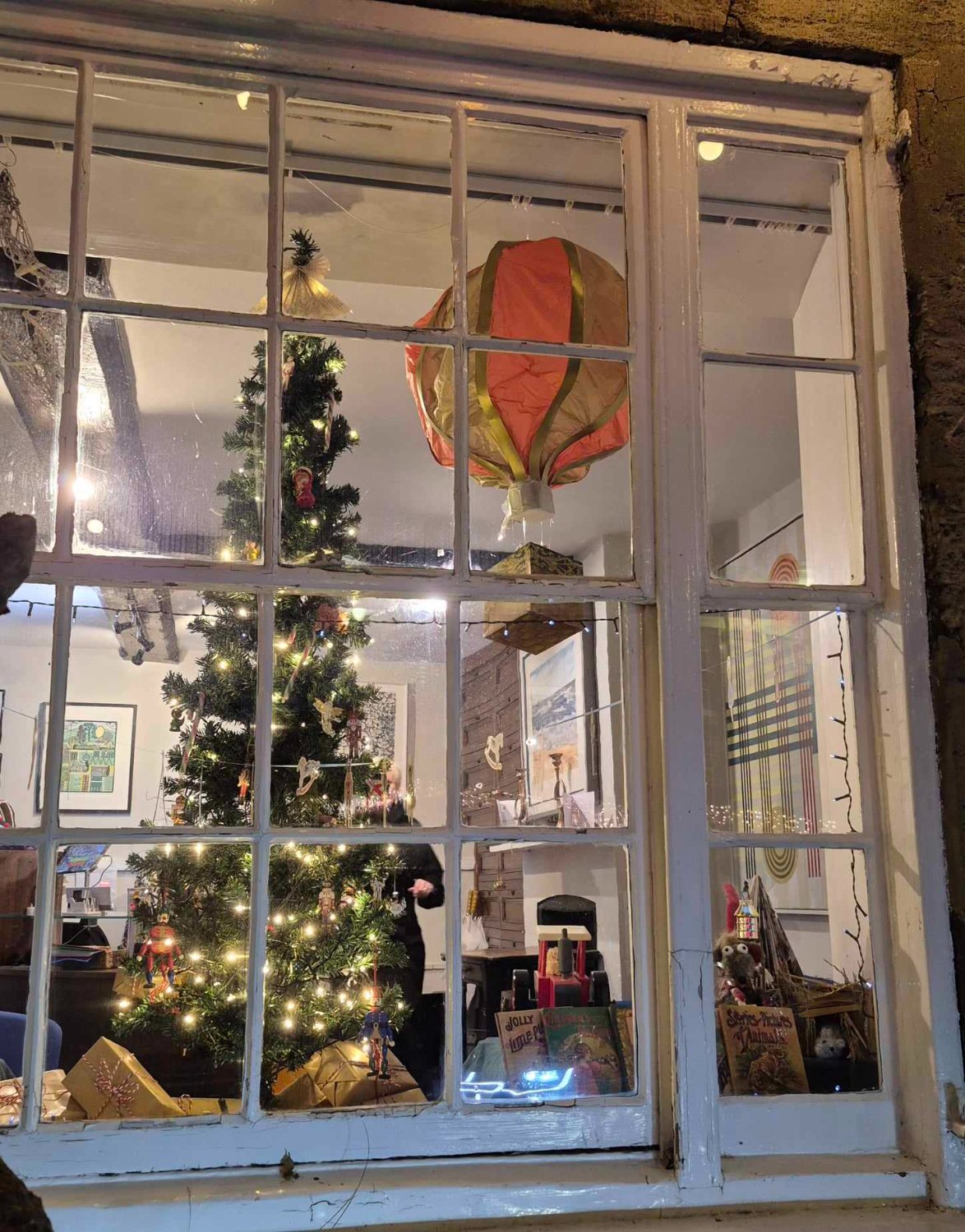 Solve Christmas window jigsaw puzzle online with 80 pieces