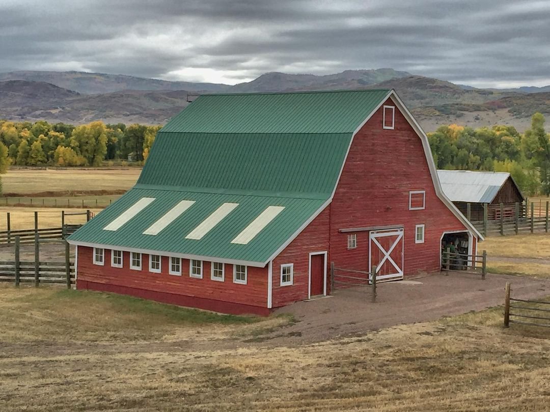 Solve Steamboat Springs Colorado Barn jigsaw puzzle online with 252 pieces