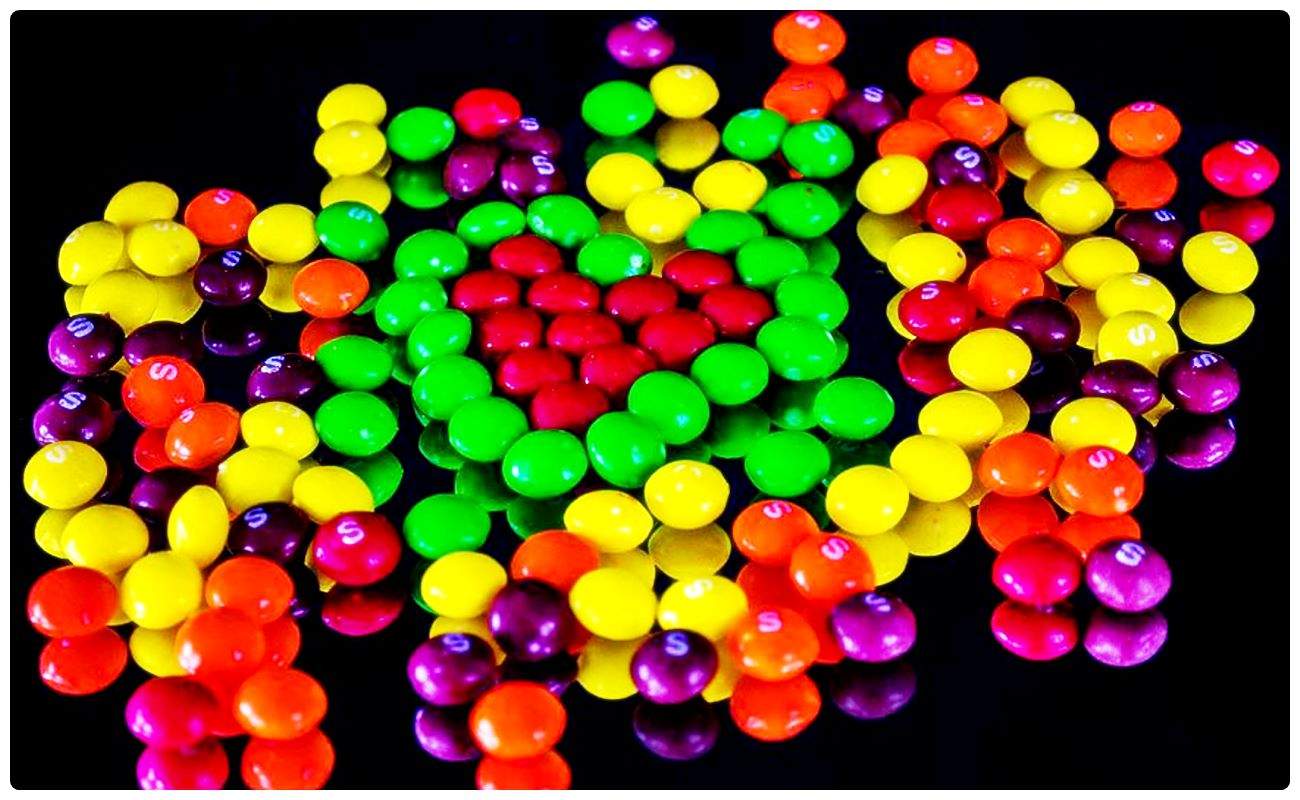 Solve Sweet Candy Mirror Image jigsaw puzzle online with 198 pieces