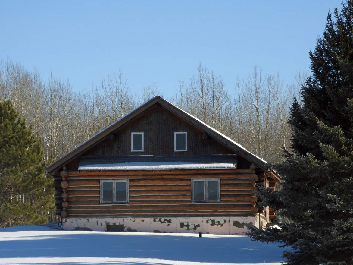 Solve A log home jigsaw puzzle online with 20 pieces