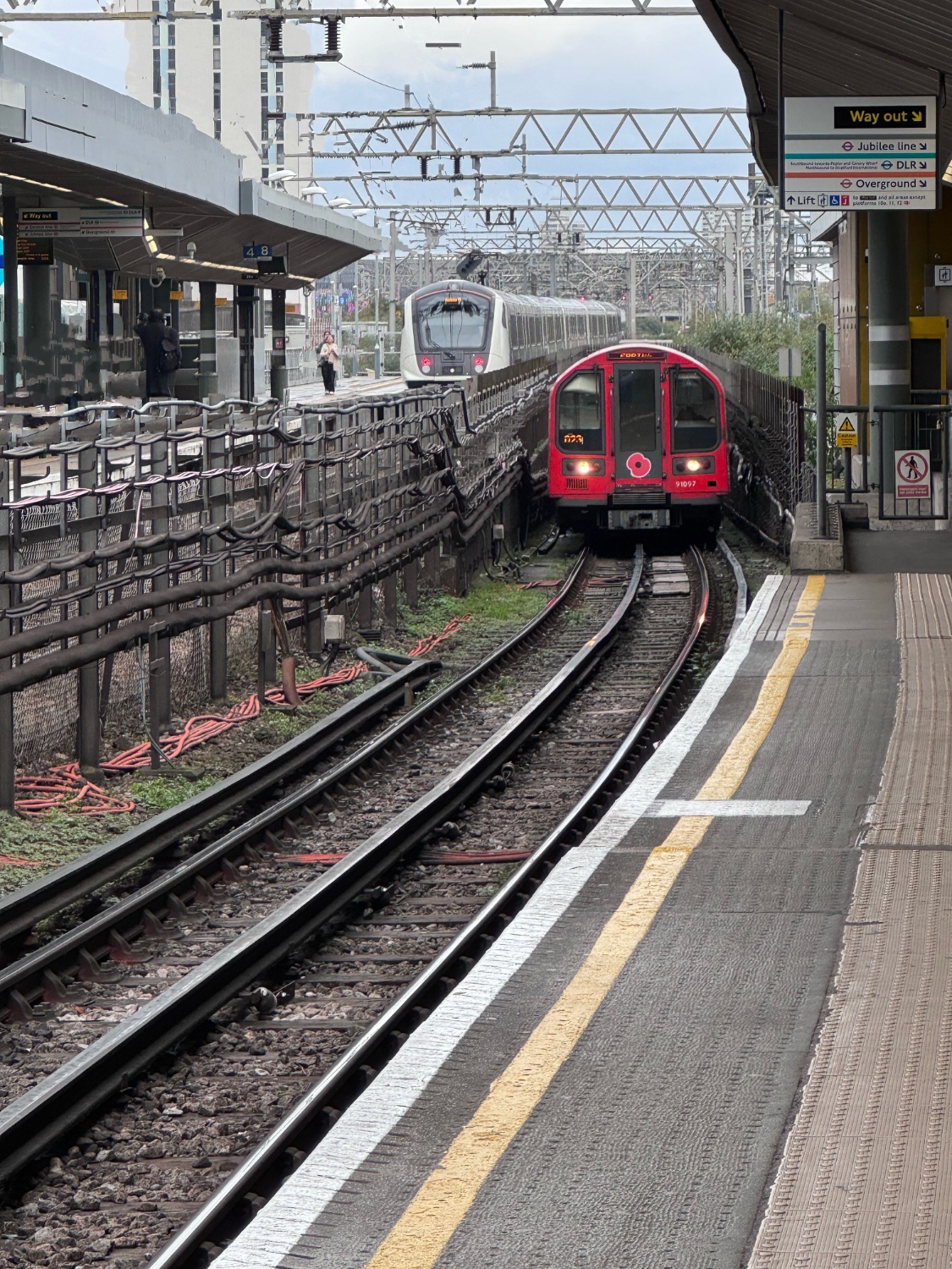 Solve Tube Train jigsaw puzzle online with 594 pieces