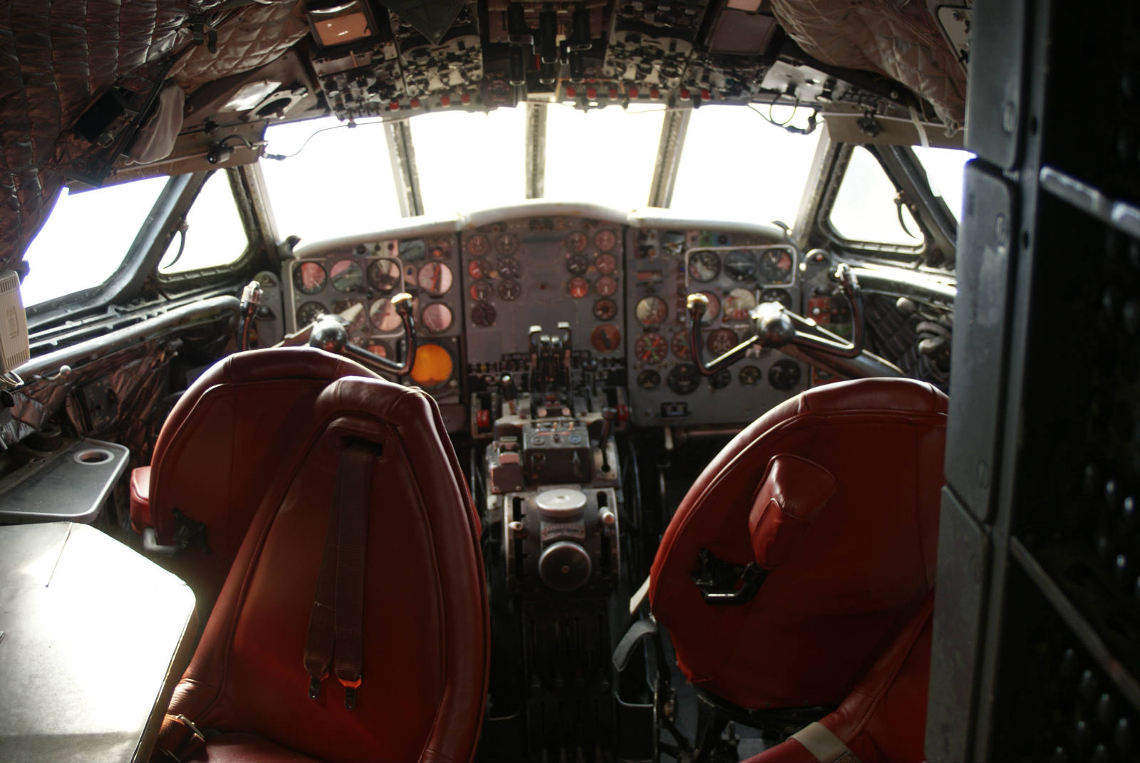 Solve DH Comet cockpit jigsaw puzzle online with 294 pieces