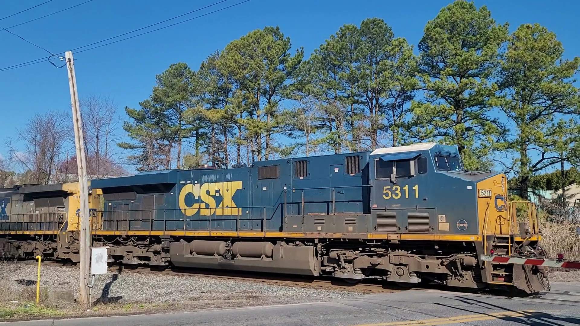 Solve Eastbound GEVO on a clear morning jigsaw puzzle online with 390 ...