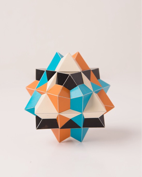 Solve A Compound of Four Octahedra jigsaw puzzle online with 12 pieces