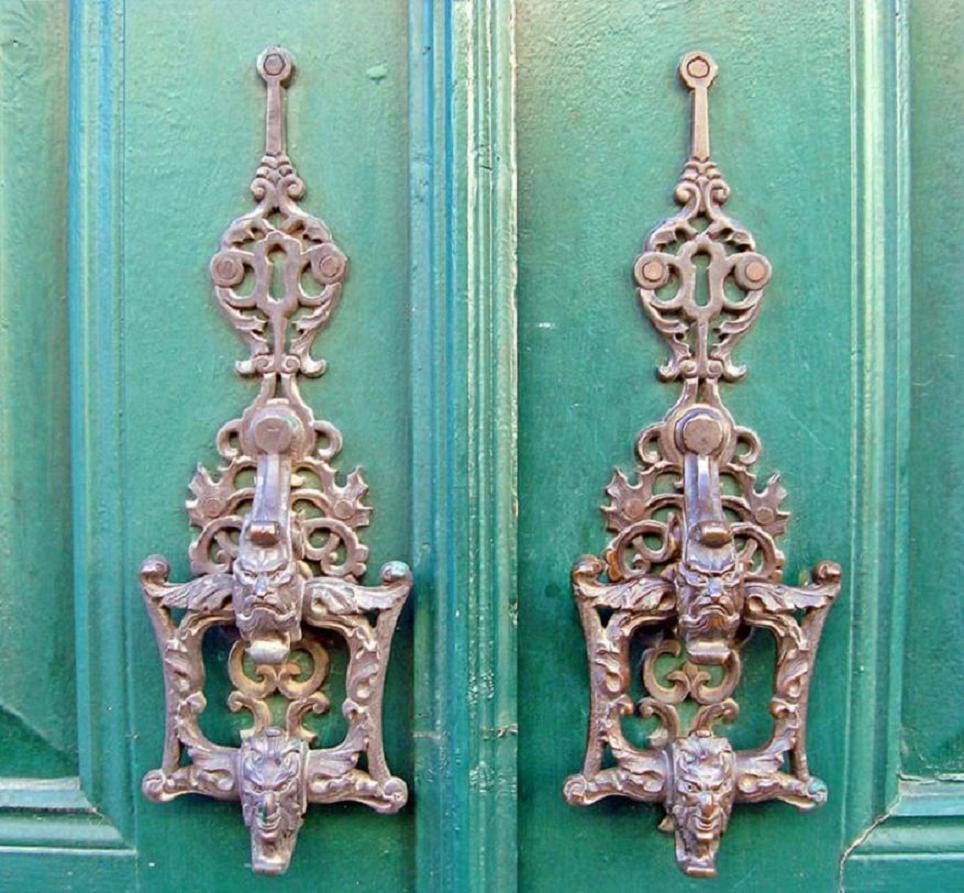 Solve Door Handles jigsaw puzzle online with 90 pieces