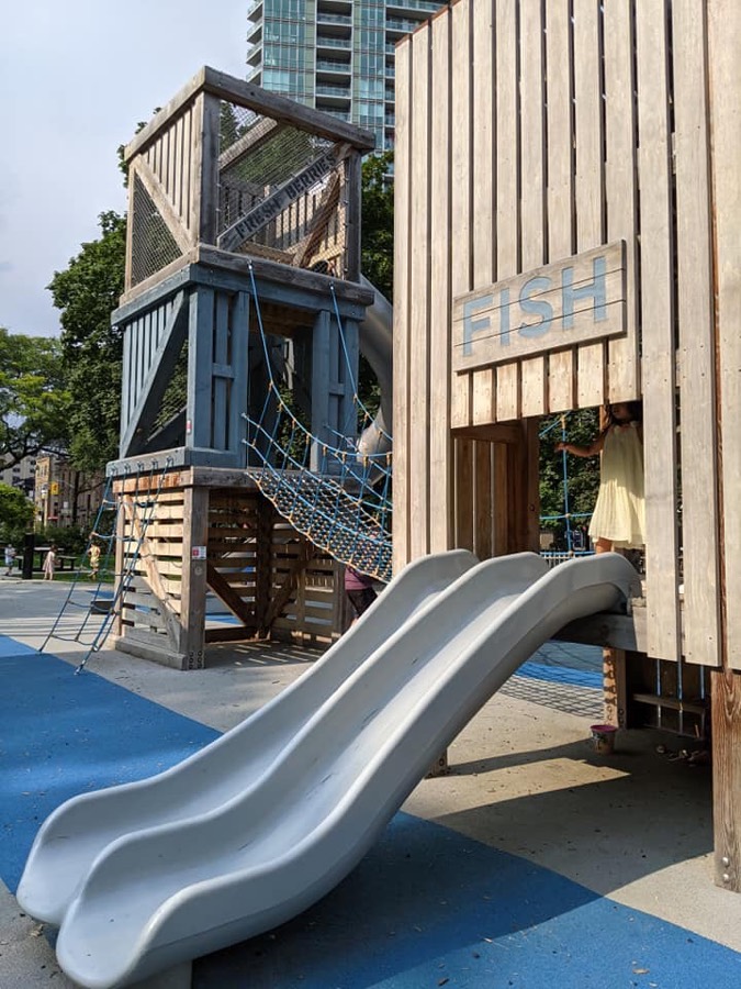 Solve Playground equipment jigsaw puzzle online with 48 pieces