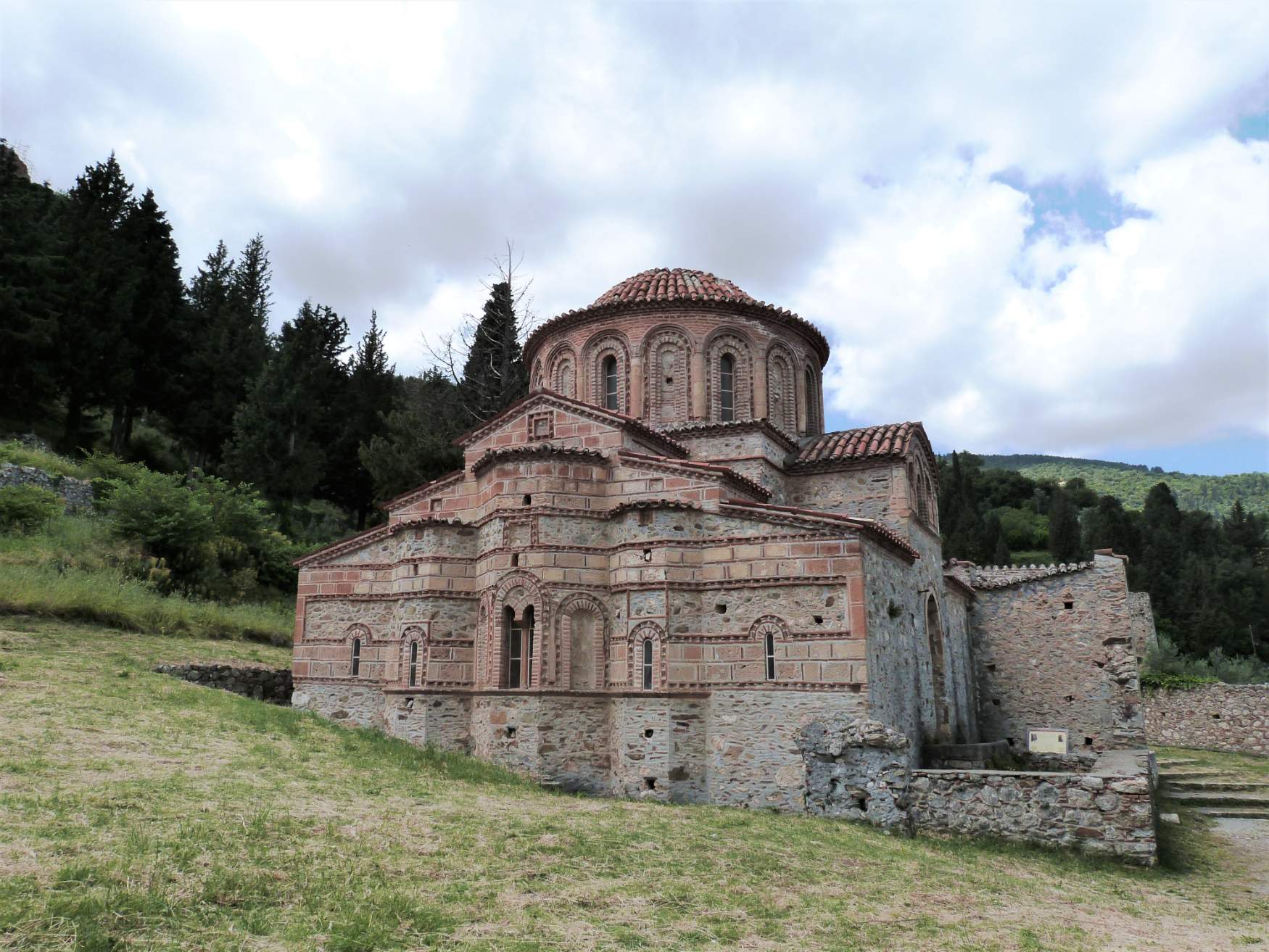 Solve Ruins at Mystras, Greece jigsaw puzzle online with 154 pieces