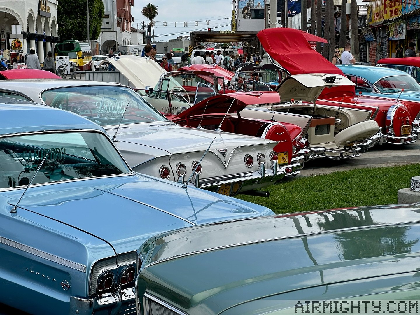 Solve Rear view jigsaw puzzle online with 192 pieces