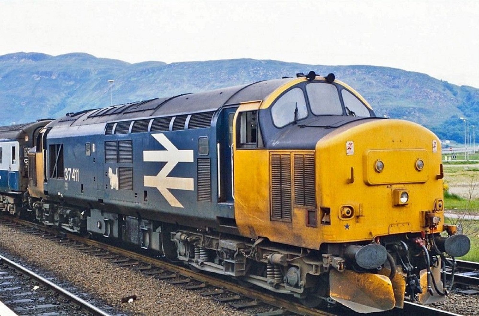 Solve BR Class 37 37411. jigsaw puzzle online with 247 pieces