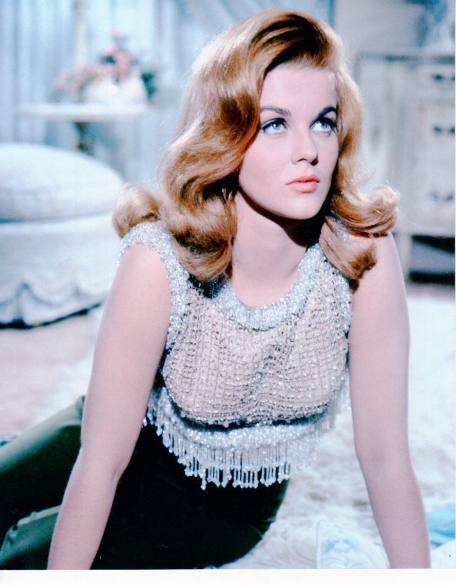 Solve GUESS WHO... jigsaw puzzle online with 30 pieces