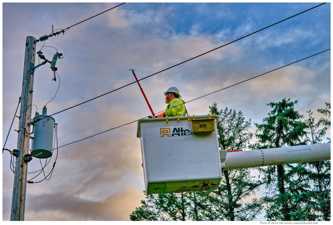 Solve The Lineman jigsaw puzzle online with 15 pieces