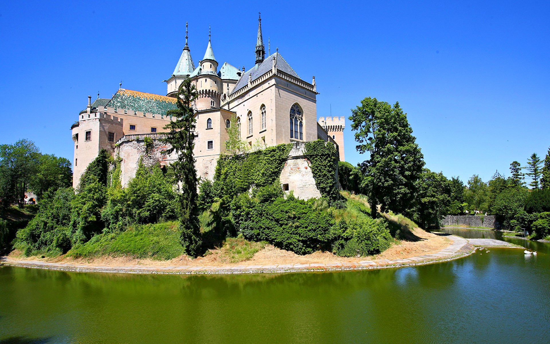 Solve Slovakia_Bojnice_Castle jigsaw puzzle online with 160 pieces