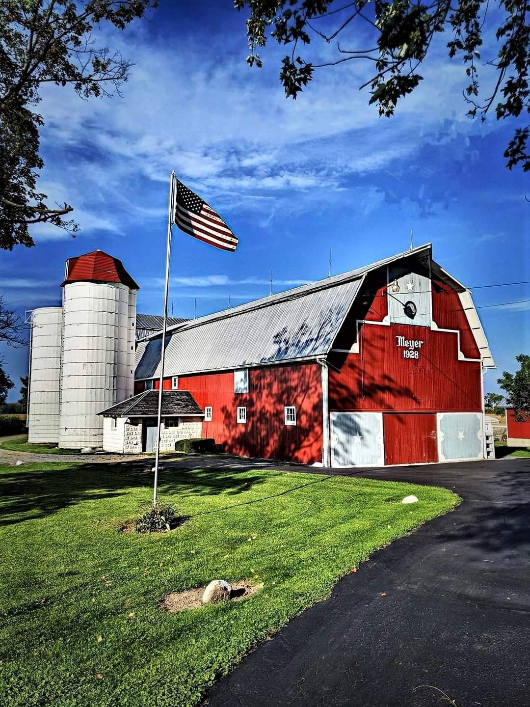 Solve Red, white, clean and neat jigsaw puzzle online with 130 pieces