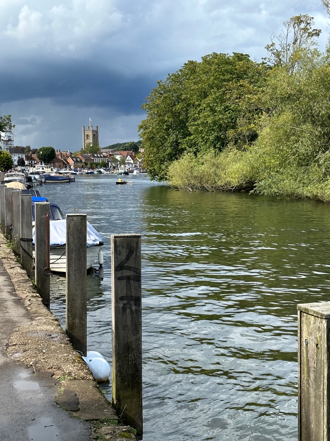 Solve Henley-On-Thames jigsaw puzzle online with 594 pieces