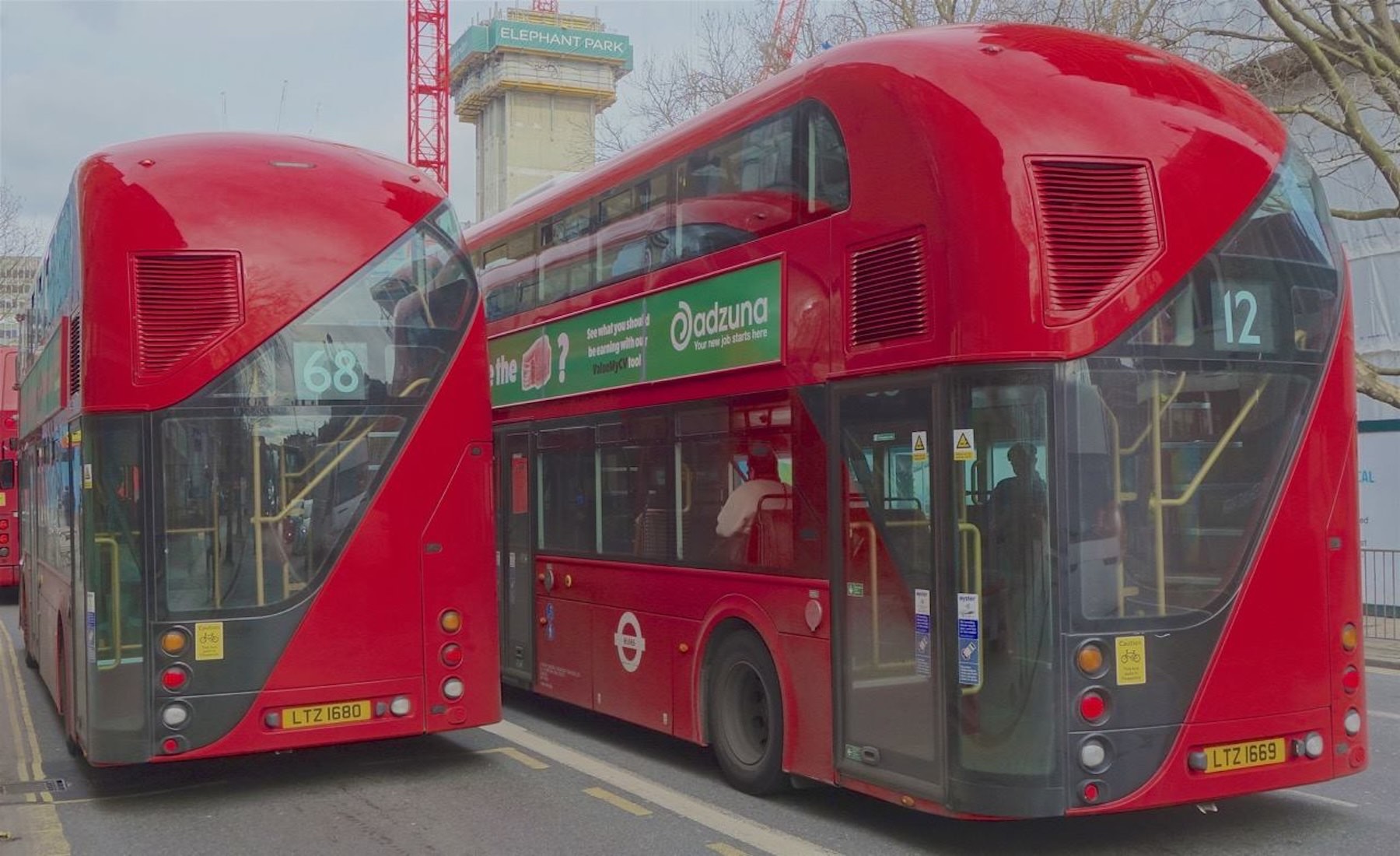 Solve Rear windows jigsaw puzzle online with 600 pieces