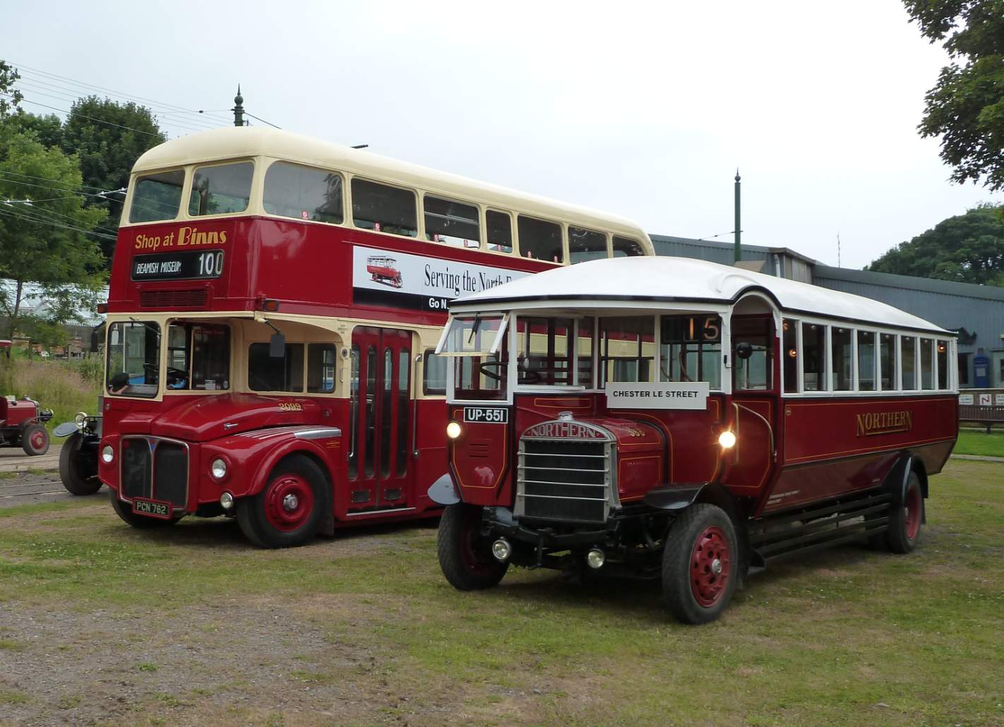 Solve A Routemaster and a SOS QL! jigsaw puzzle online with 35 pieces