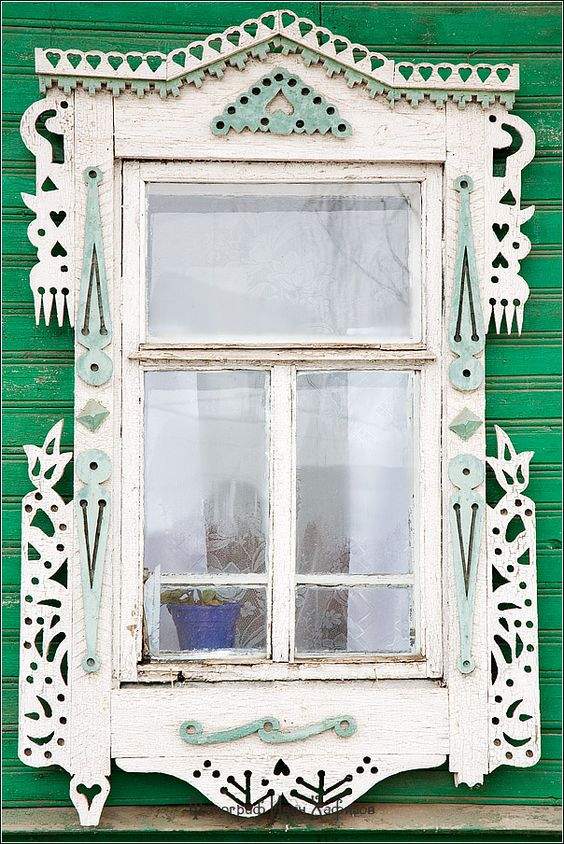 Solve BEAUTIFUL WINDOW jigsaw puzzle online with 70 pieces