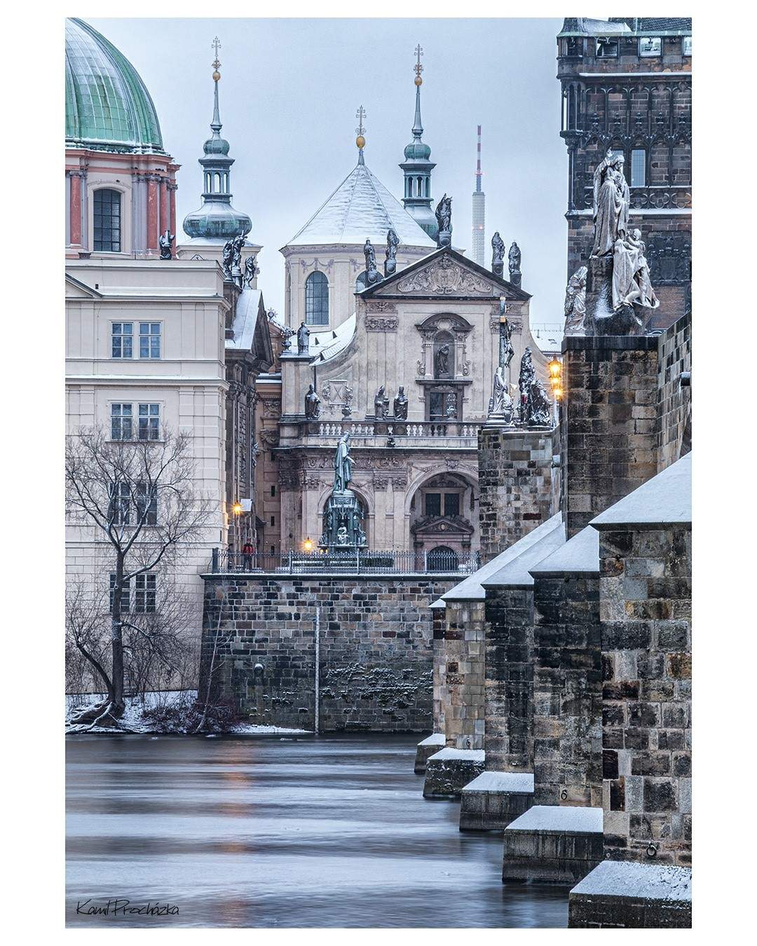 Solve Praha v zimě - Prague in winter jigsaw puzzle online with 208 pieces