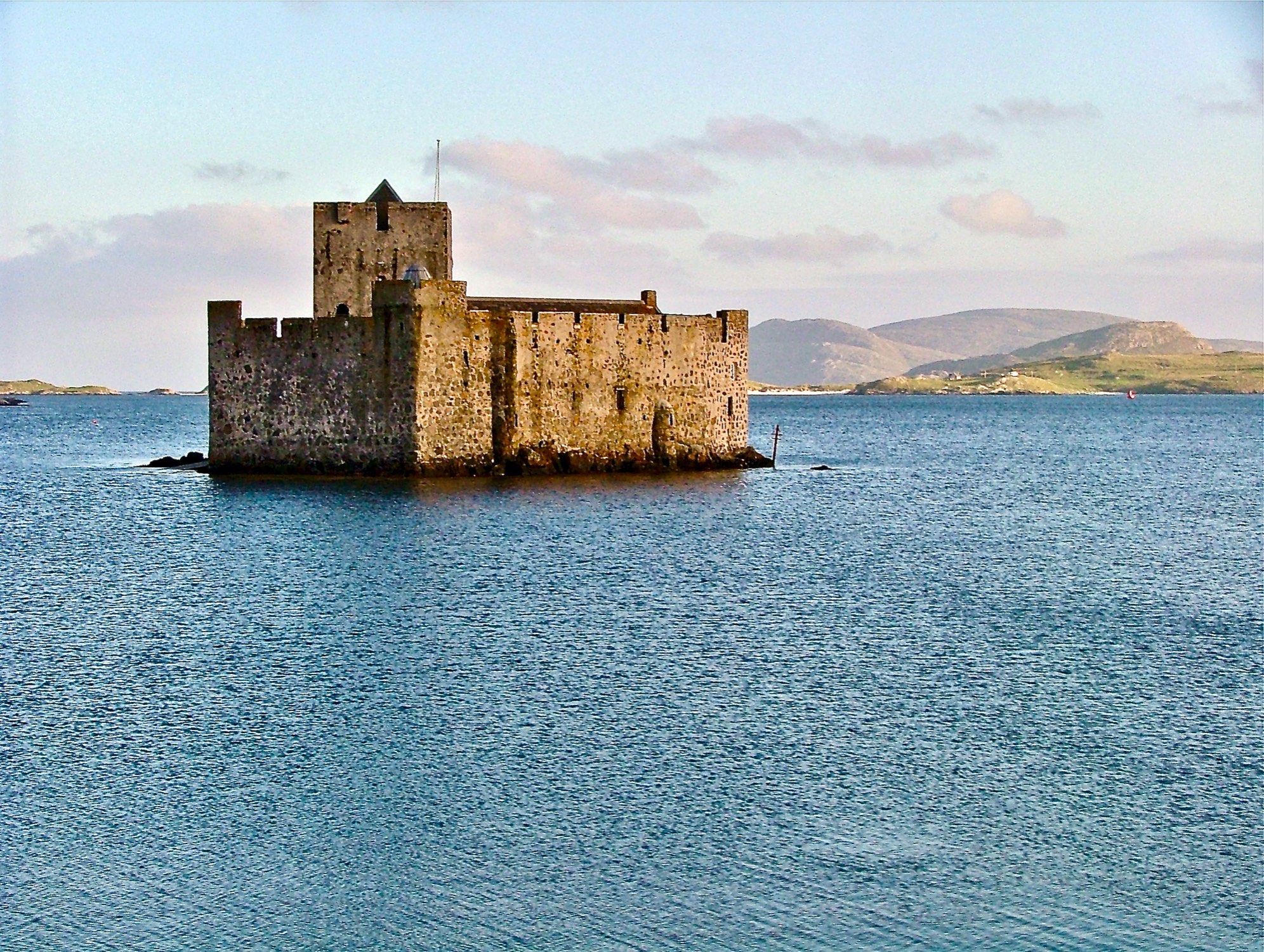 Solve Kisimul Castle. Barra jigsaw puzzle online with 99 pieces