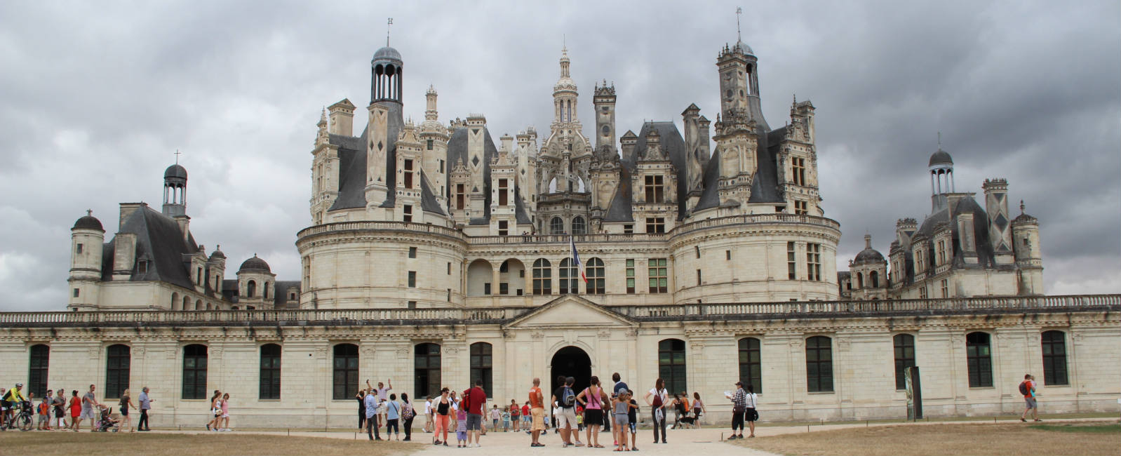 Solve Le Chateau de Chambord jigsaw puzzle online with 207 pieces