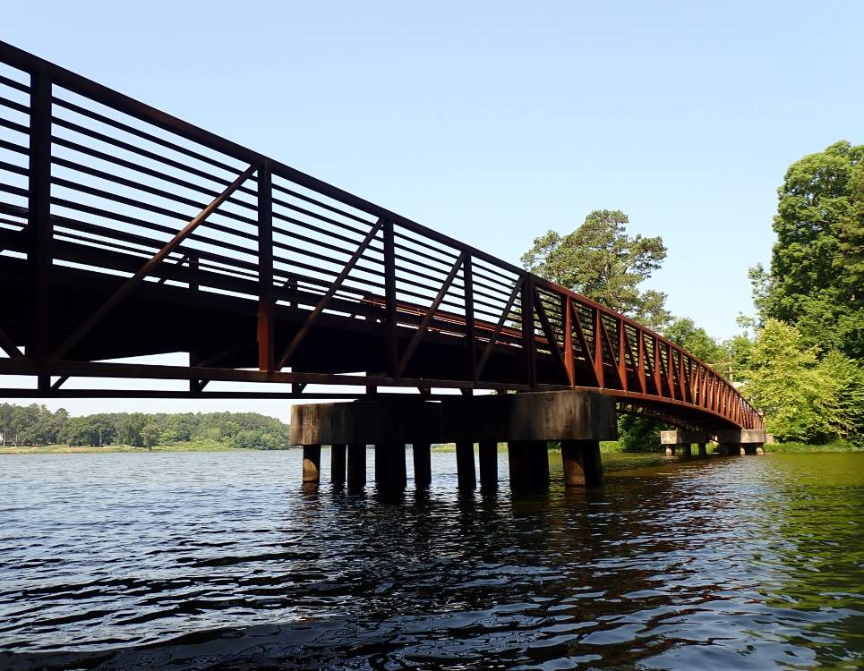 Solve Pedestrian Bridge jigsaw puzzle online with 12 pieces