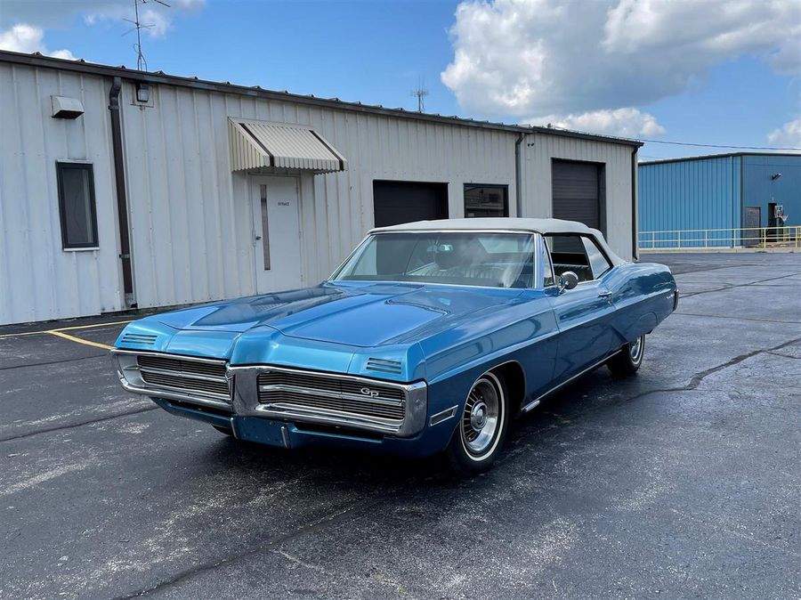 Solve 1967 Pontiac Grand Prix jigsaw puzzle online with 70 pieces