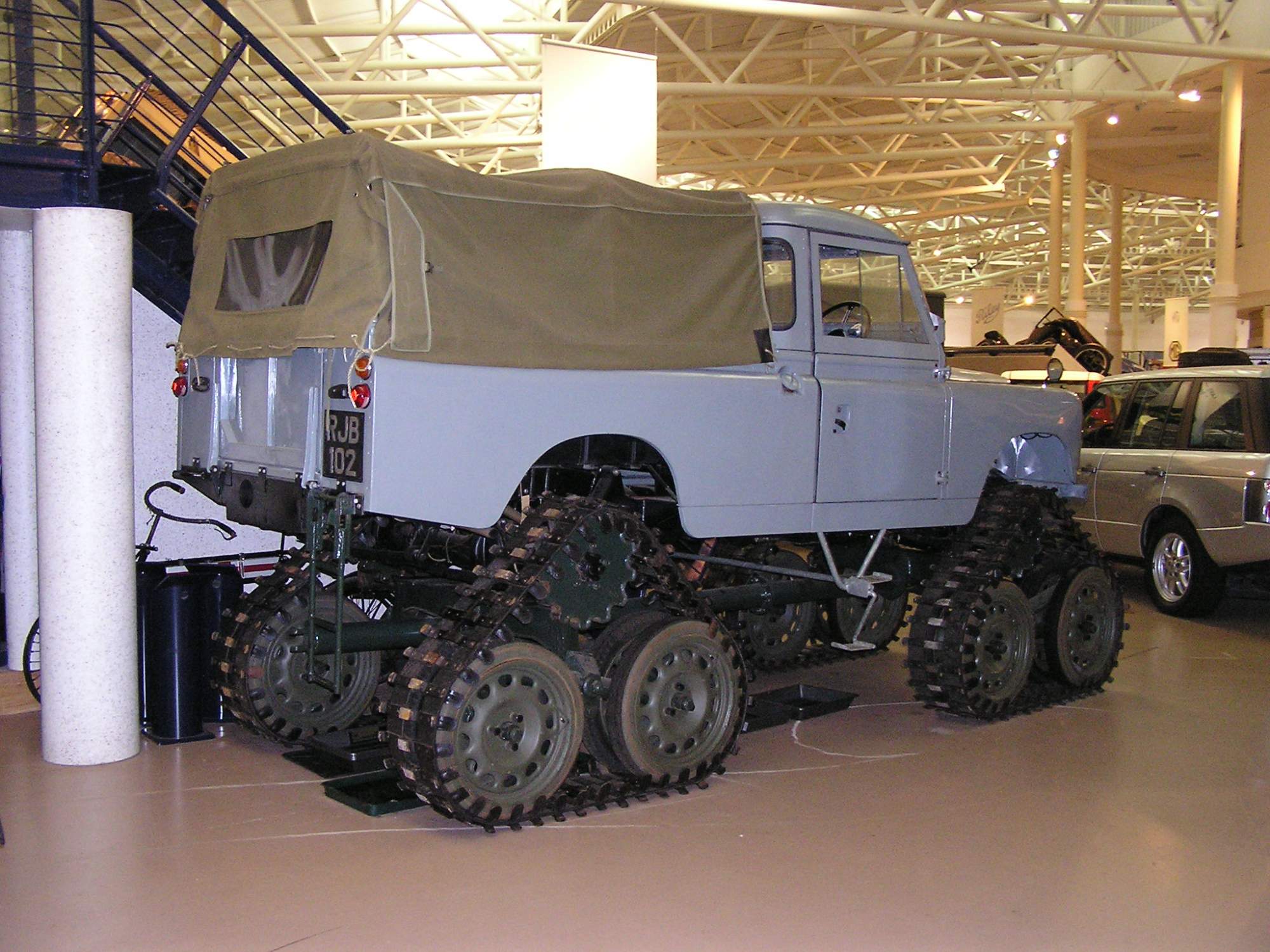 Solve Land Rover Tracked jigsaw puzzle online with 204 pieces