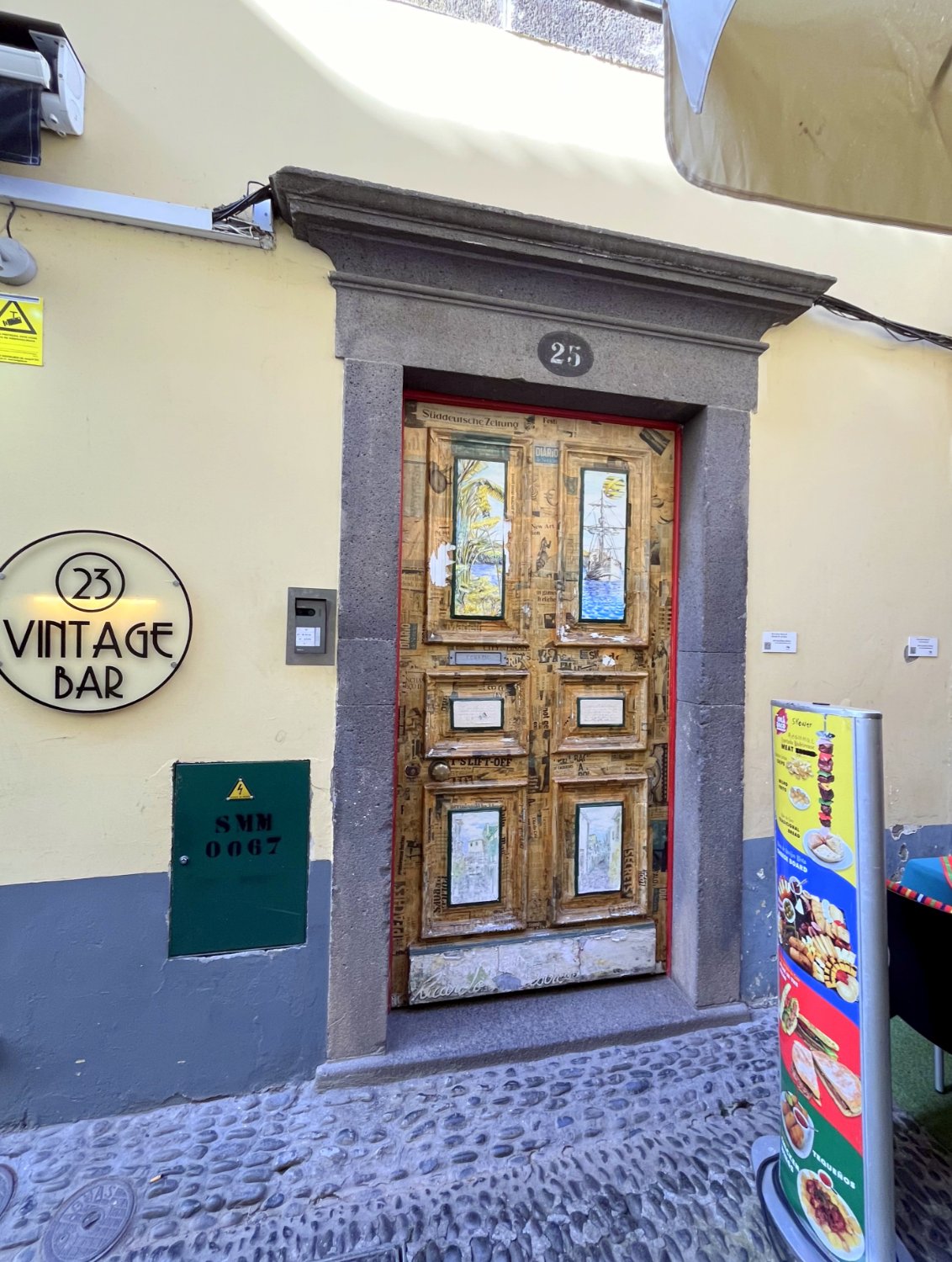 Solve Vintage Bar jigsaw puzzle online with 99 pieces