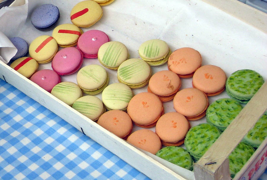Solve macaroons jigsaw puzzle online with 77 pieces