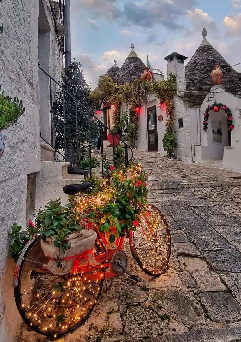 Solve A Christmas bicycle in Alberobello, Puglia jigsaw puzzle online ...