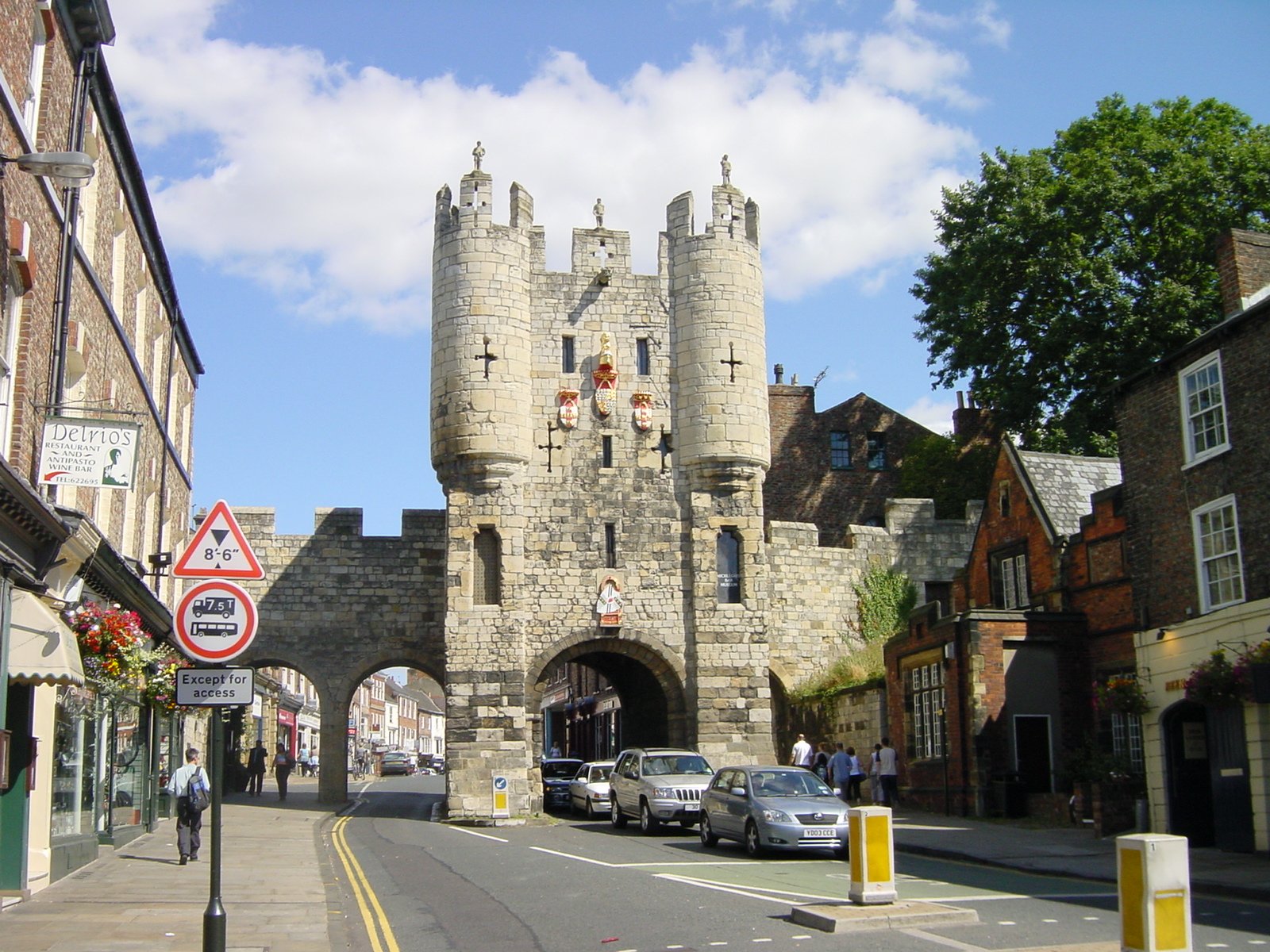 Solve Uk-York; Micklegate Bar jigsaw puzzle online with 546 pieces