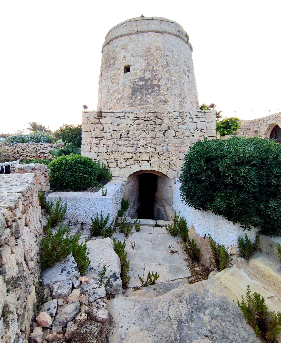 Solve Old Structure jigsaw puzzle online with 99 pieces