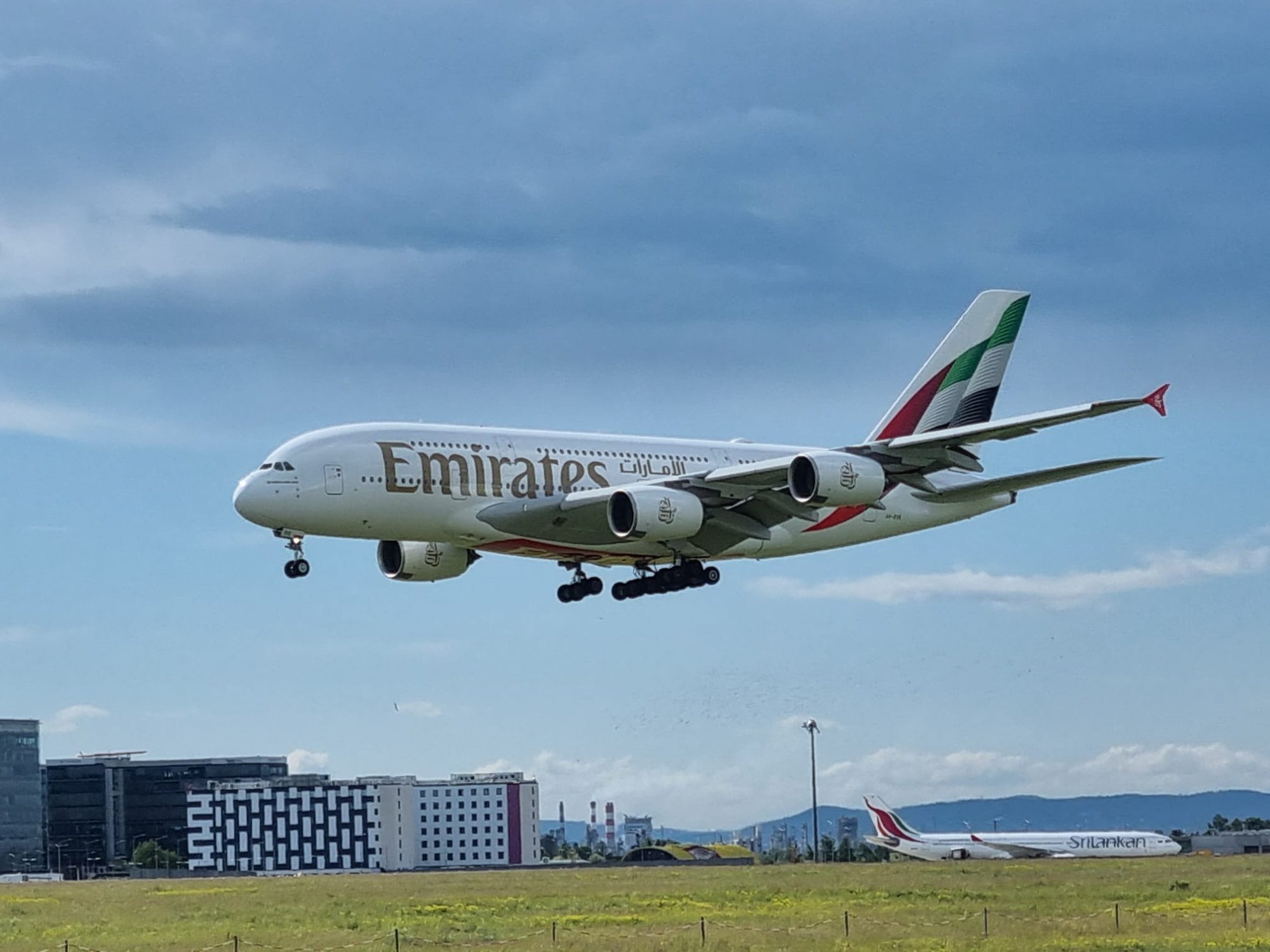 Solve Airbus A380-800 Emirates jigsaw puzzle online with 88 pieces