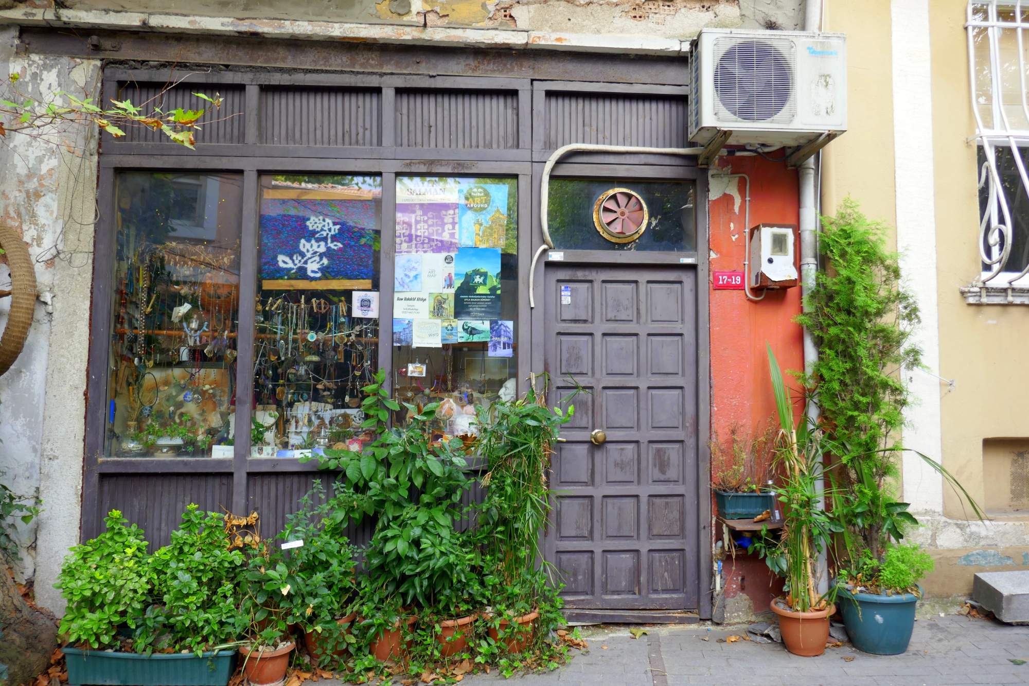 Solve Closed jigsaw puzzle online with 425 pieces